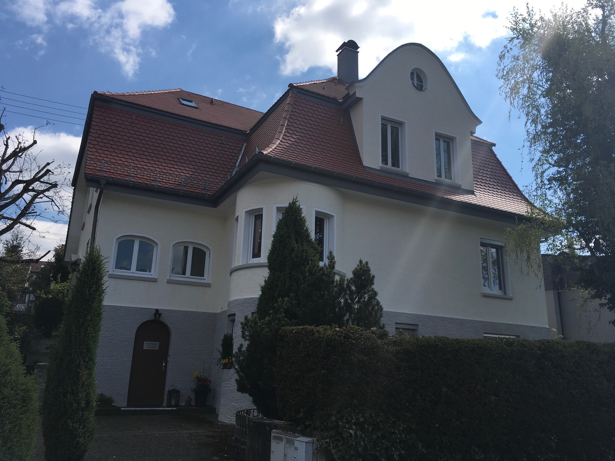 Renovierung der Fassade und Dachgesims mit Farbgestaltung – Stuckateur ...